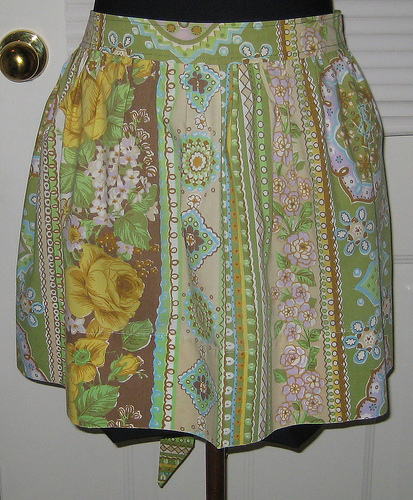 50 + Apron Tutorials for Spring Cleaning - Patchwork Posse